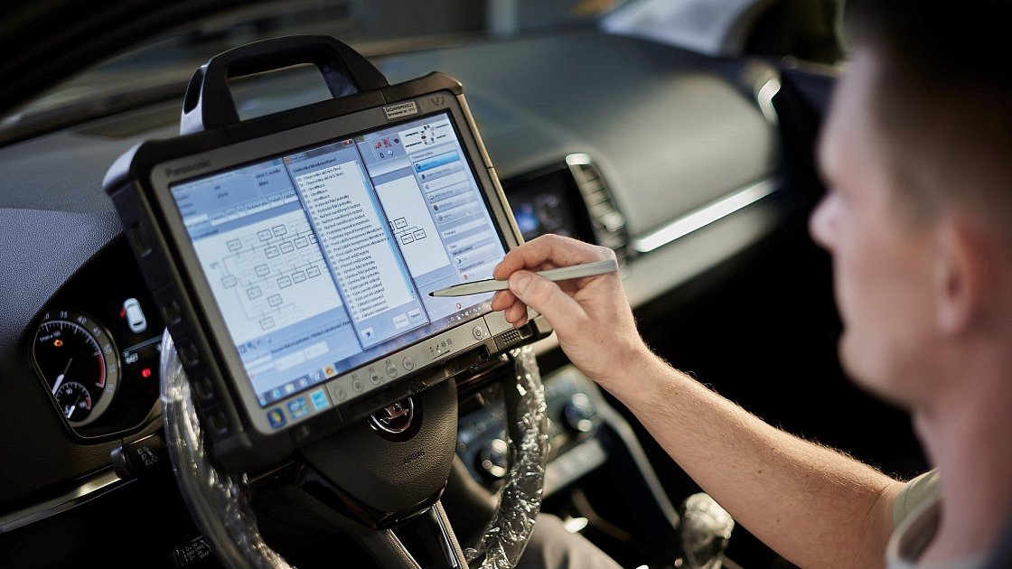 Autotronik může být obor budoucnosti. Roste poptávka po odbornících na elektrifikované ojeté ...