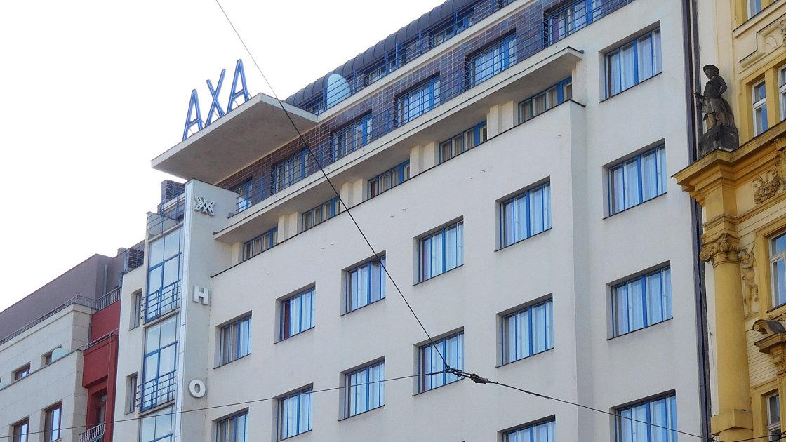 Hotel AXA: Ikona české funkcionalistické architektury není jenom bazén ...