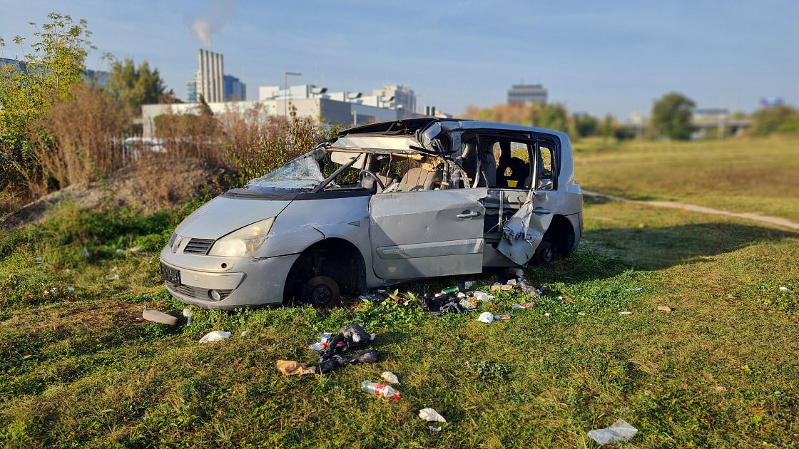 Autovraky v Praze zůstávají na místě měsíce | Life24.cz